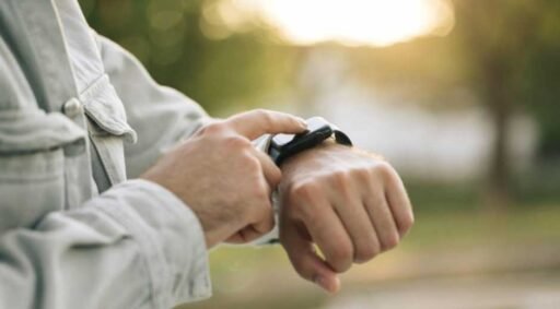 Fitness, Fashion, Function: Smartwatches That Do it All - AshleyKeleMen